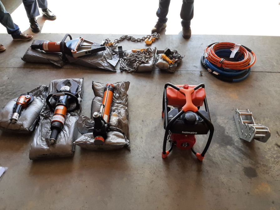 CBMSC FAZ ENTREGA DE FERRAMENTA HIDRÁULICA DE RESGATE VEICULAR - Blog ...