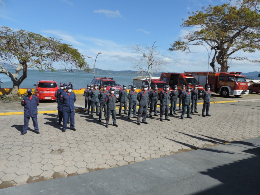 Imaruí recebe veículo e equipamentos em formatura - Blog de Notícias