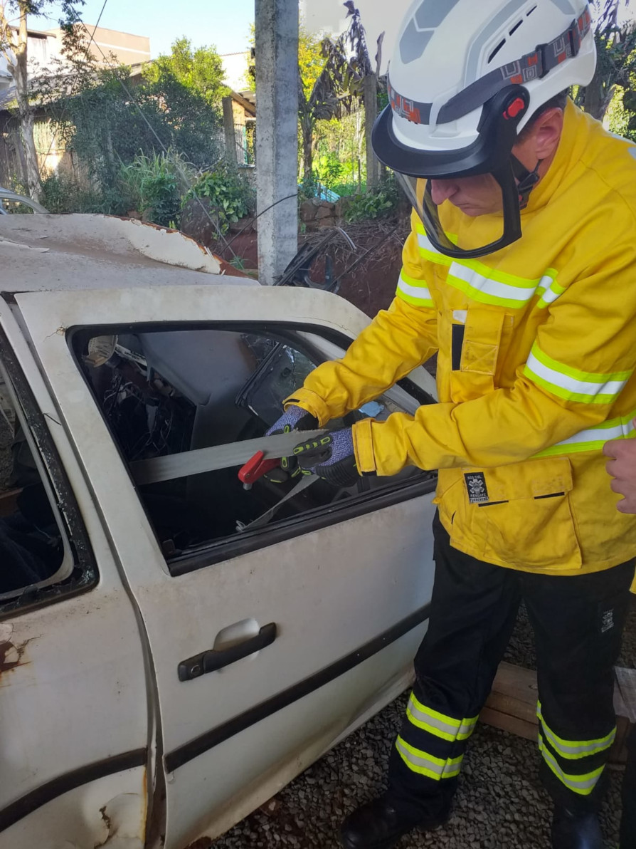 Treinamento de resgate veicular é ministrado em Quilombo - Blog de Notícias