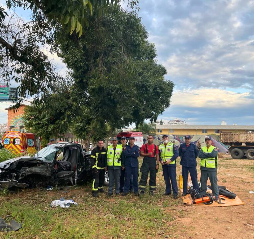 EQUIPES DE PLANTÃO REALIZAM RESGATE VEICULAR NO BAIRRO ABRAÃO - Blog de ...